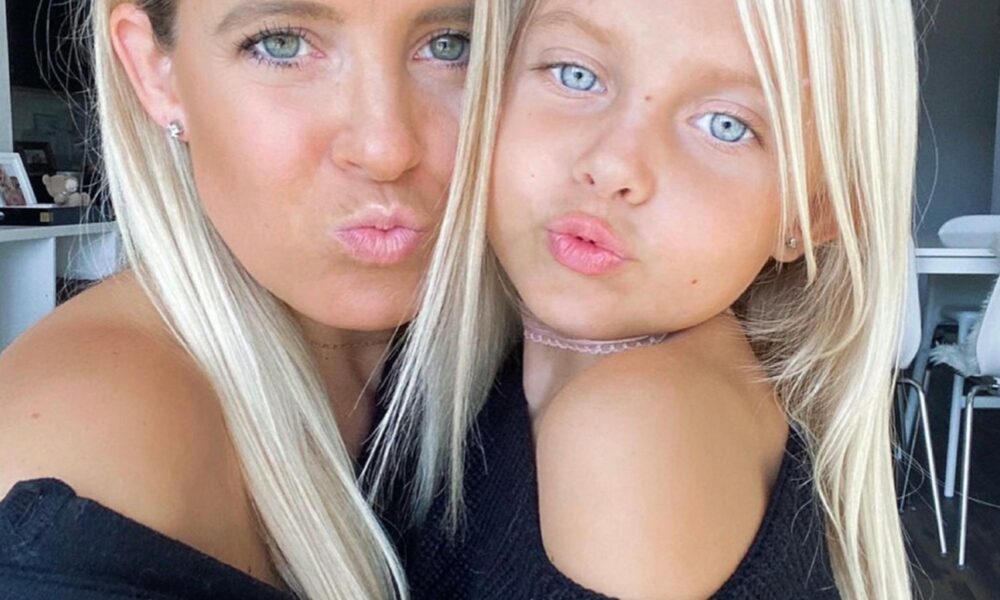 Máma s dcerou, které se oblékají jako dvojčata, válcují Instagram ...