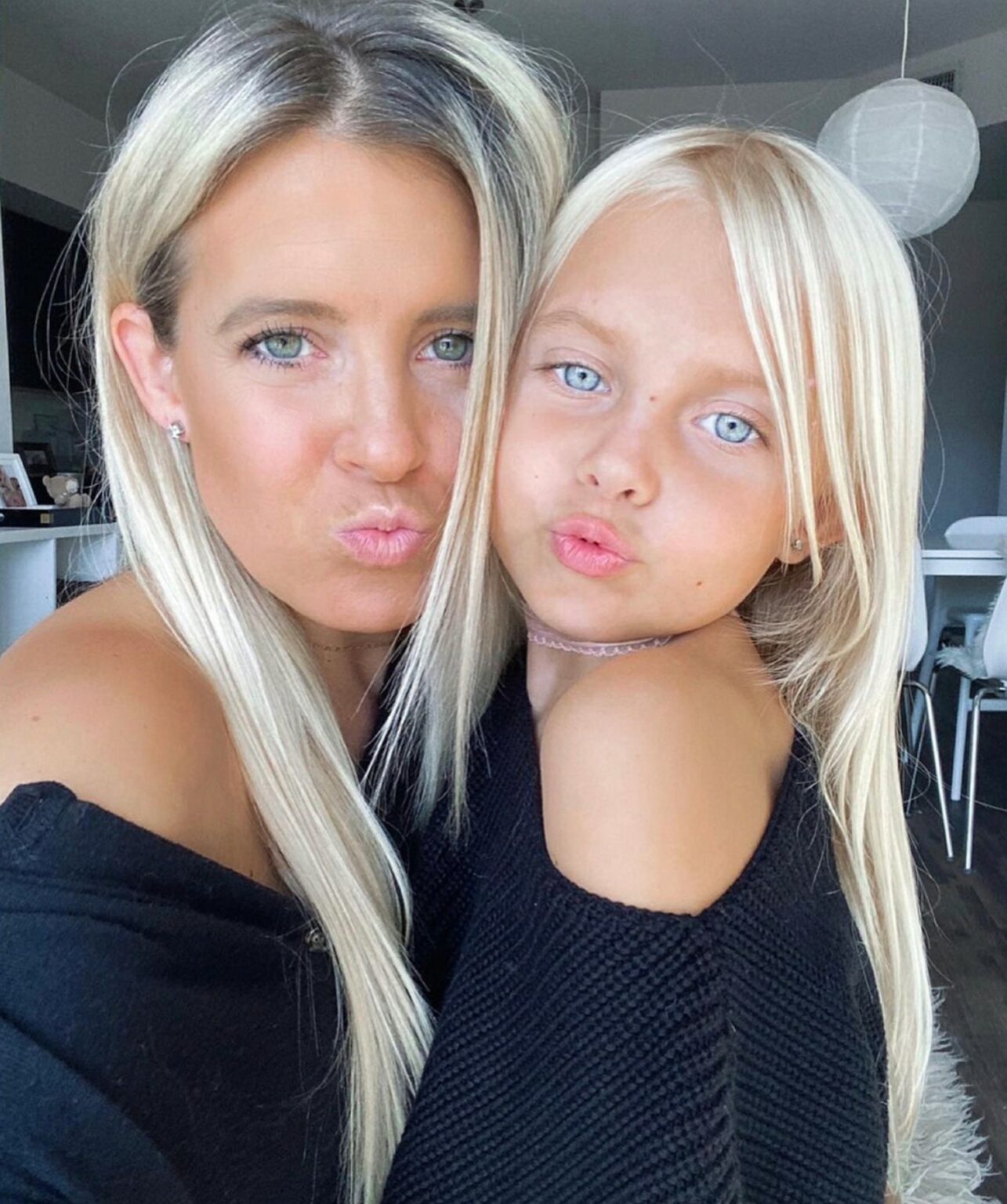 Máma s dcerou, které se oblékají jako dvojčata, válcují Instagram ...